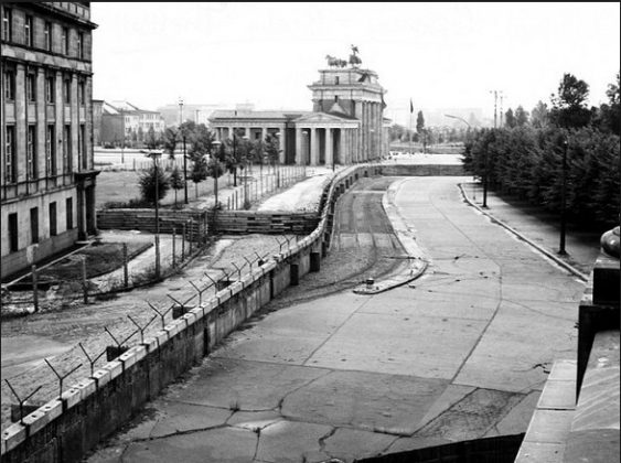 Runtuhnya Tembok Berlin Simbol Perang Dingin Jerman - MONITOR