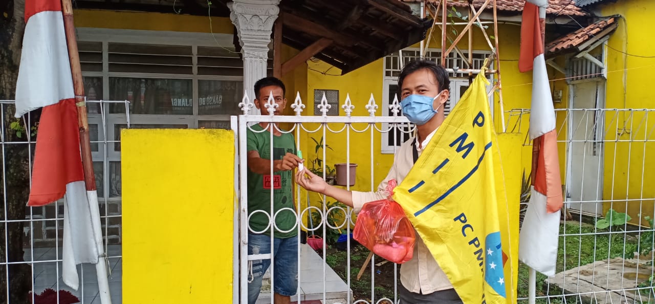 Aksi Solidaritas PMII Ciputat bagikan Hand Sanitizer dan Sembako Door ...