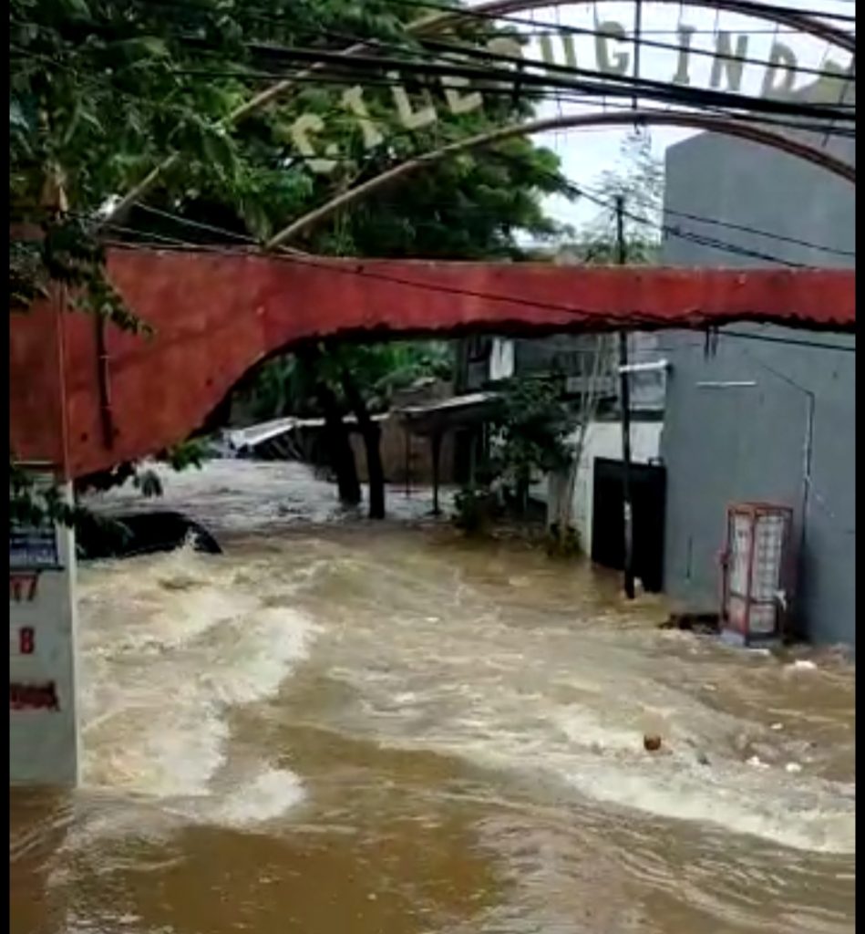 Ratusan Rumah di Ciledug Indah Terendam Banjir hingga 1 Meter - MONITOR