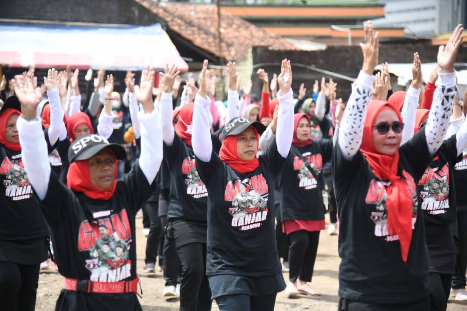 Idolakan Ganjar, Emak-emak Perajin Tasik dan Komunitas Senam Bersatu