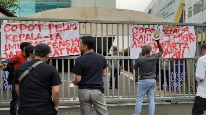 Diduga Lakukan Pungli Paspor, Imigrasi Jakarta Selatan Didemo Diduga Lakukan Pungli Paspor, Imigrasi Jakarta Selatan Didemo
