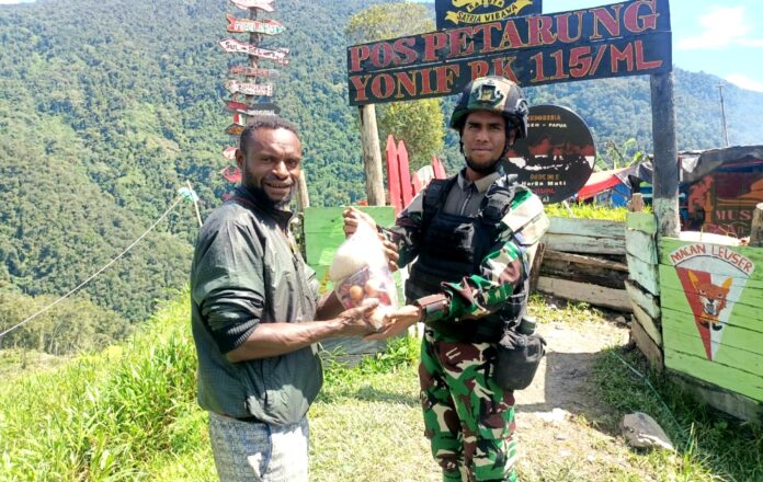 Satgas Yonif RK 115/ML Bagi-Bagi Sembako ke Warga Tinolok Papua - MONITOR