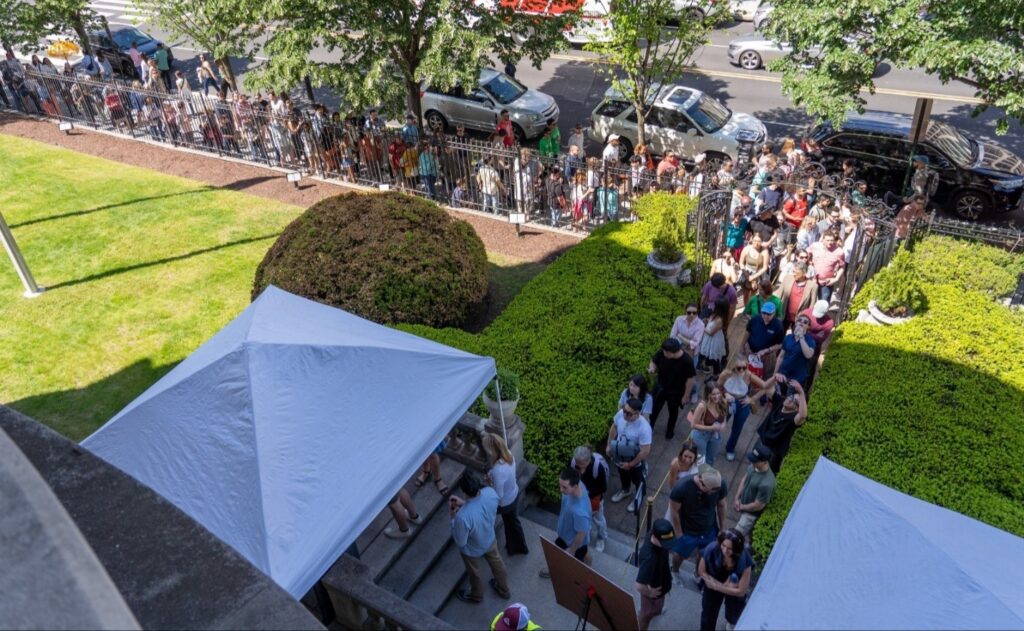 Ribuan Warga AS Antri Kunjungi KBRI Washington DC - MONITOR