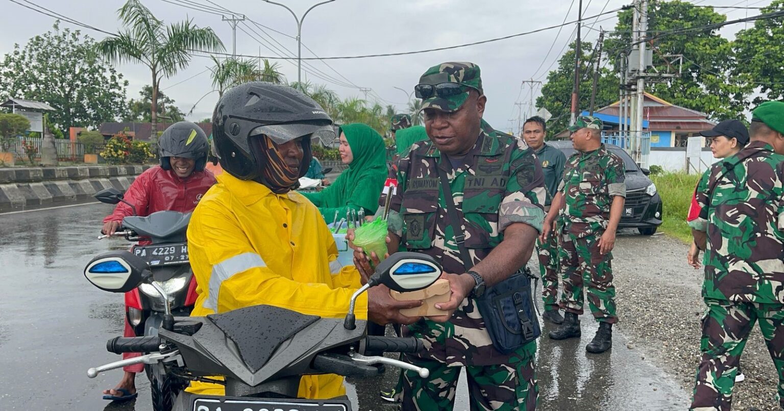 Ramadan Peduli, Prajurit dan Persit Koramil Agimuga Berbagi Takjil - MONITOR