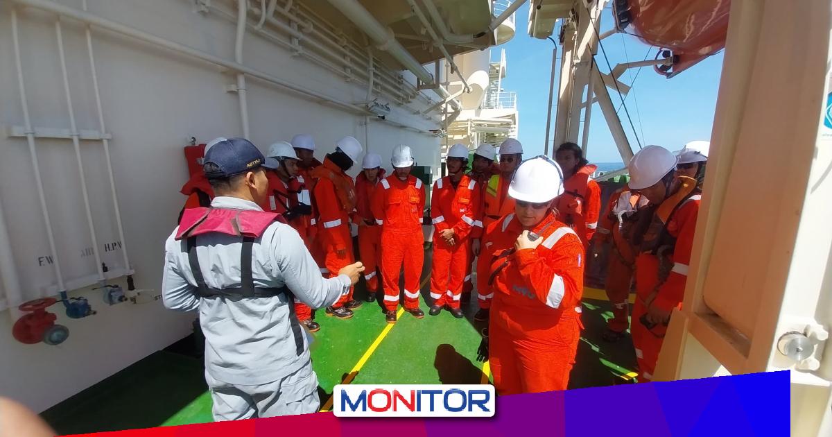 Bakamla RI Evakuasi ABK Kapal Tanzania Terbakar di Perairan Pulau Timor ...