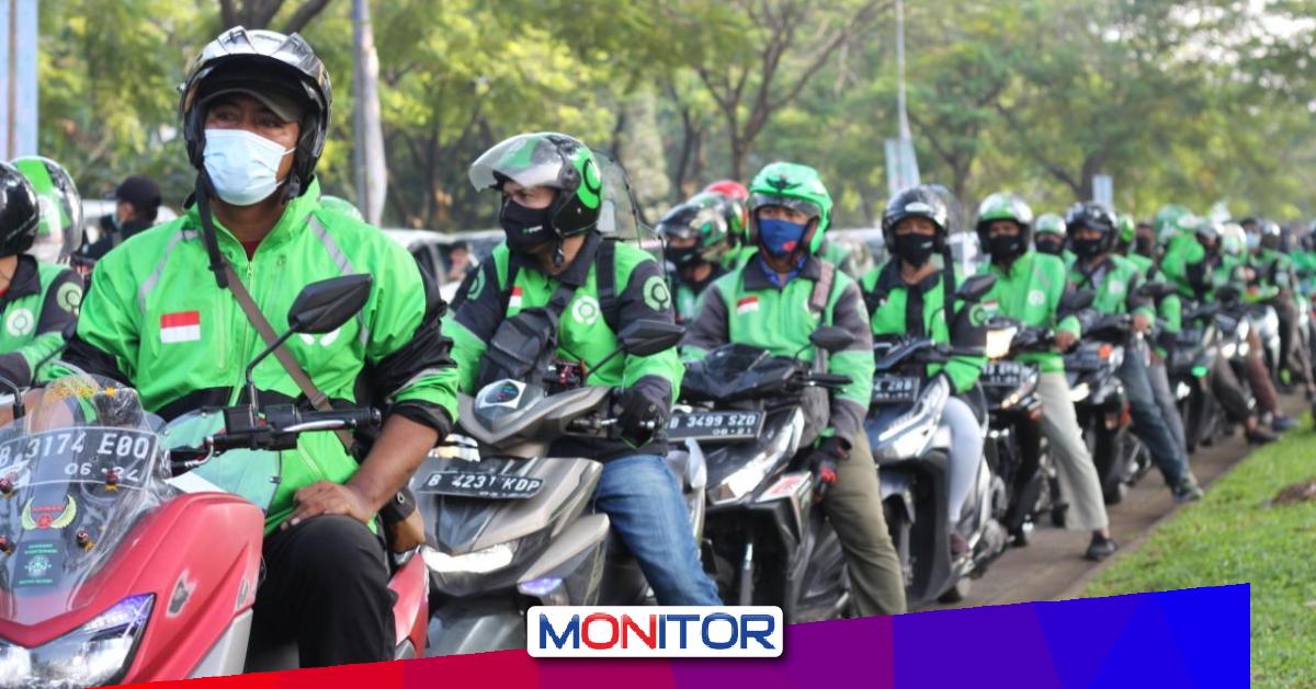 Pendukung Sandiaga Uno Bantu Subsidi BBM untuk Ratusan Ojol Pendukung Sandiaga Uno Bantu Subsidi BBM untuk Ratusan Ojol